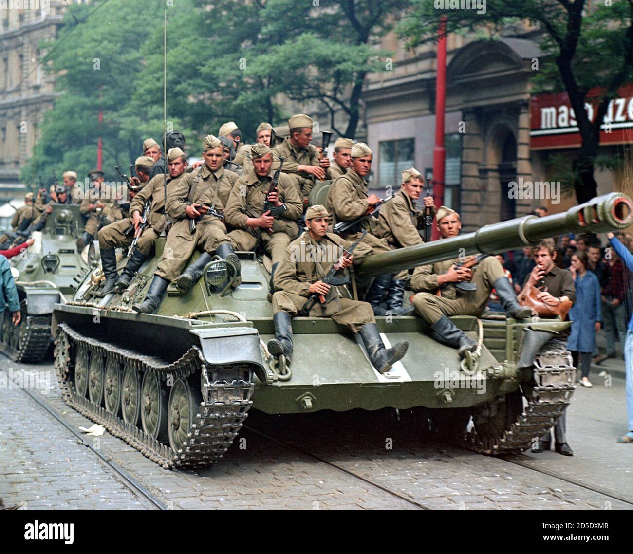 Soviet tanks czechoslovakia 1968 hi-res stock photography and images ...