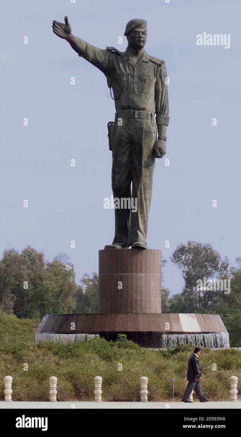 Saddam hussein statue baghdad hi-res stock photography and images - Alamy