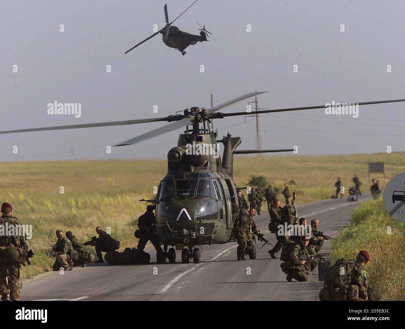 British paratroopers helicopter hi-res stock photography and images - Alamy