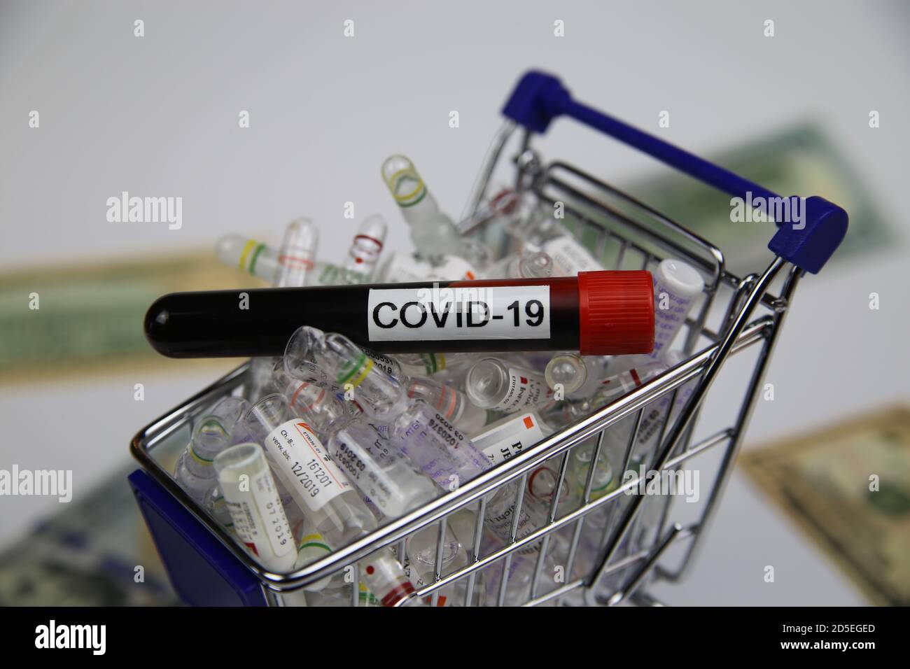 Vaccine vials production hi-res stock photography and images - Alamy