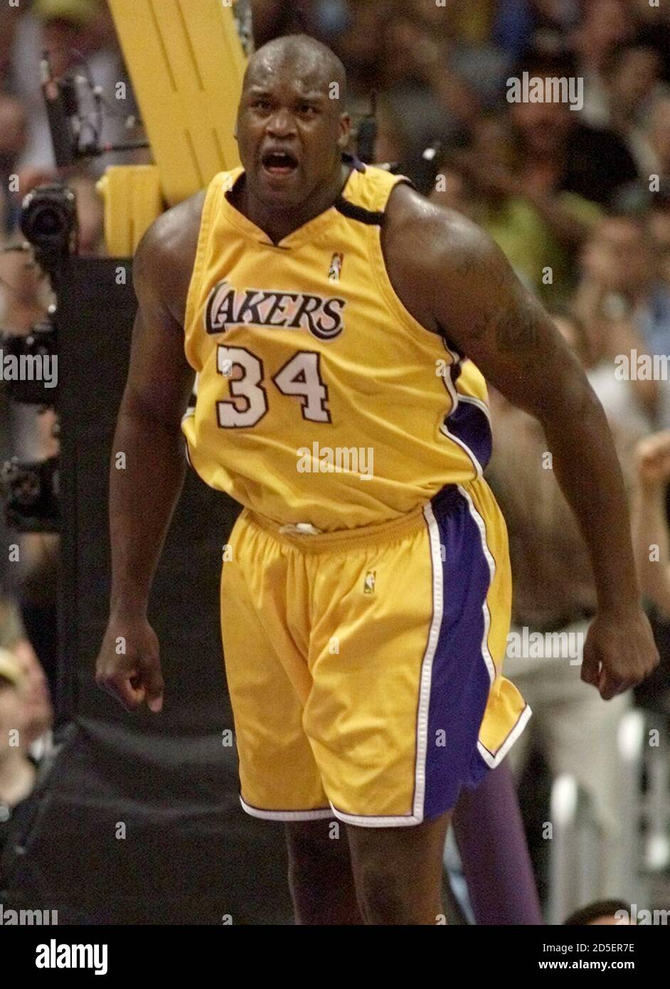 Shaquille o'neal lakers dunk hi-res stock photography and images - Alamy