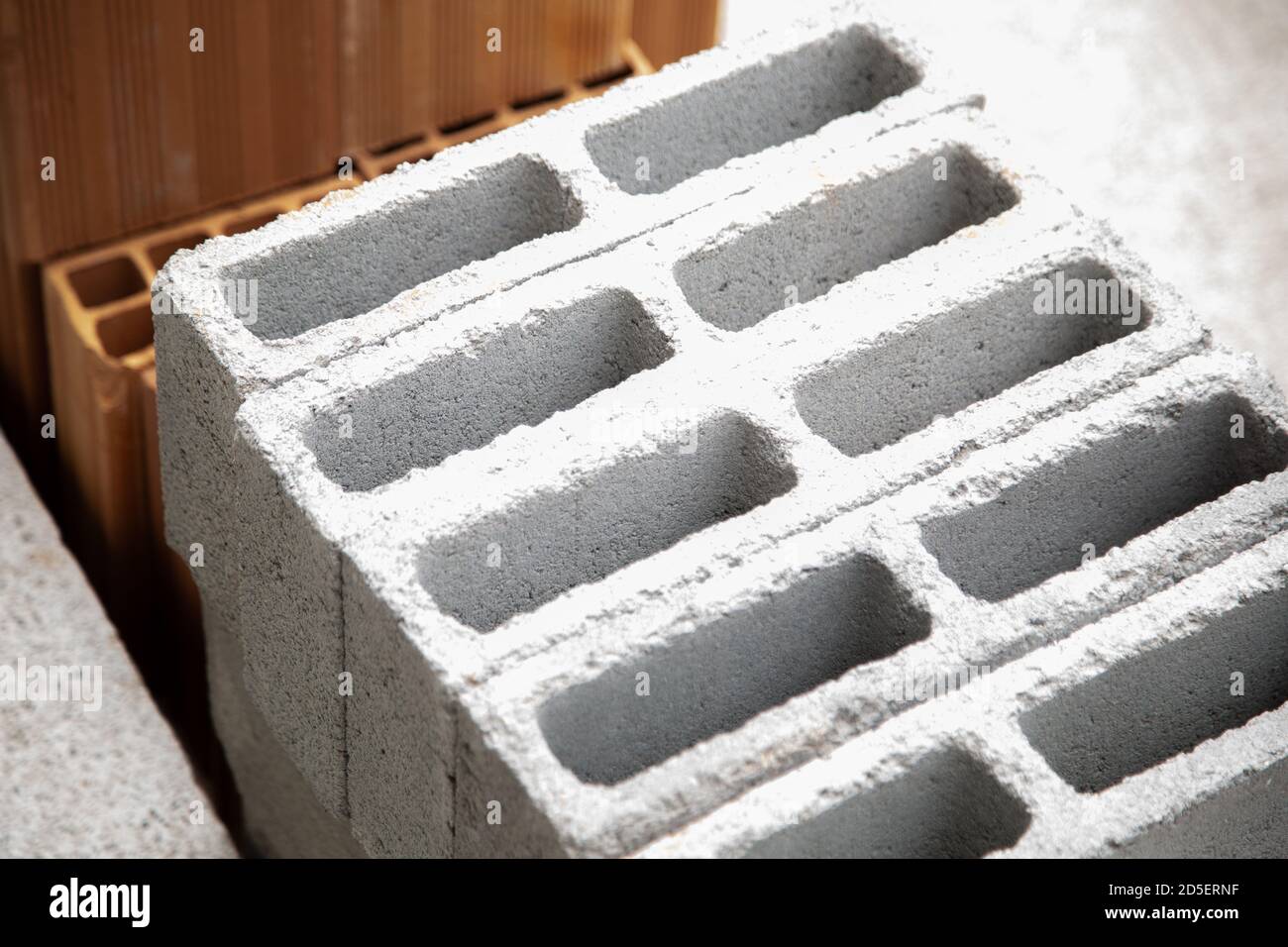 Cinder block stack hi-res stock photography and images - Alamy