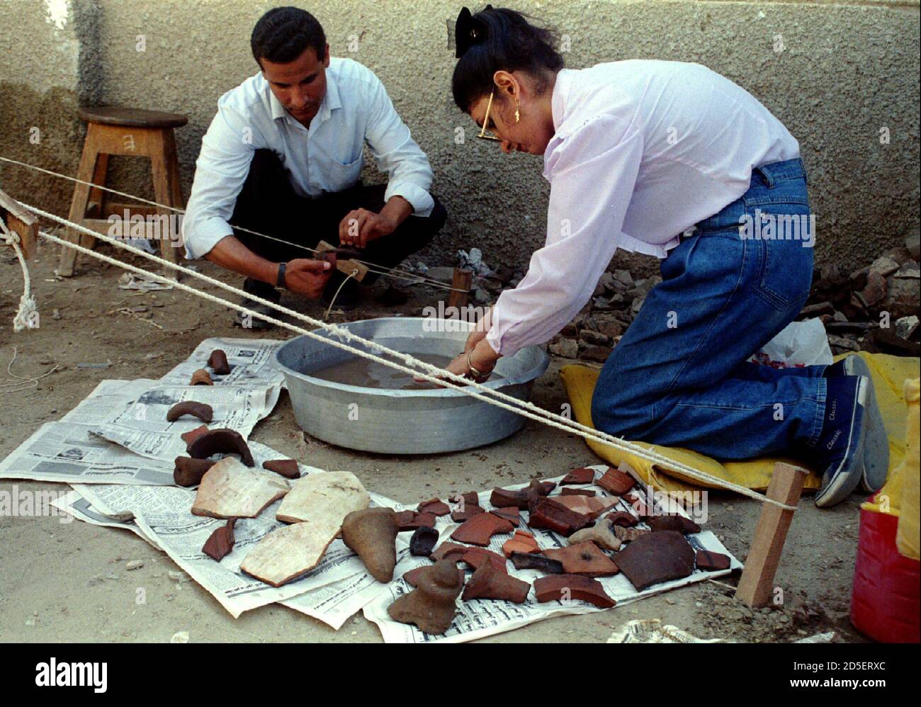 Egyptian pyramids 2000 hi-res stock photography and images - Alamy