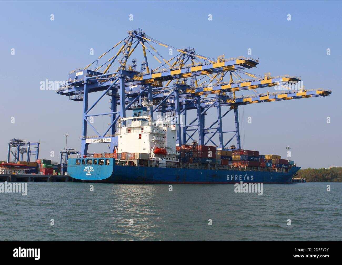Ship and cranes in Cochin Harbour, Kerala, India Stock Photo - Alamy
