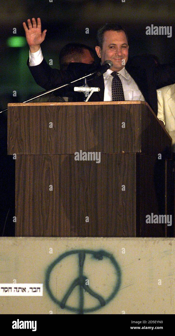 Spray painted peace sign hi-res stock photography and images - Alamy