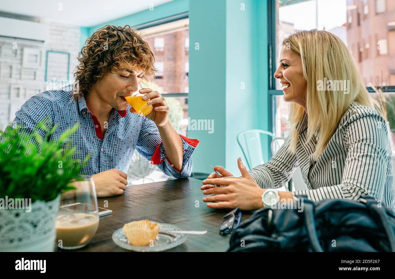 Couple eating breakfast at a cafe Stock Photo - Alamy
