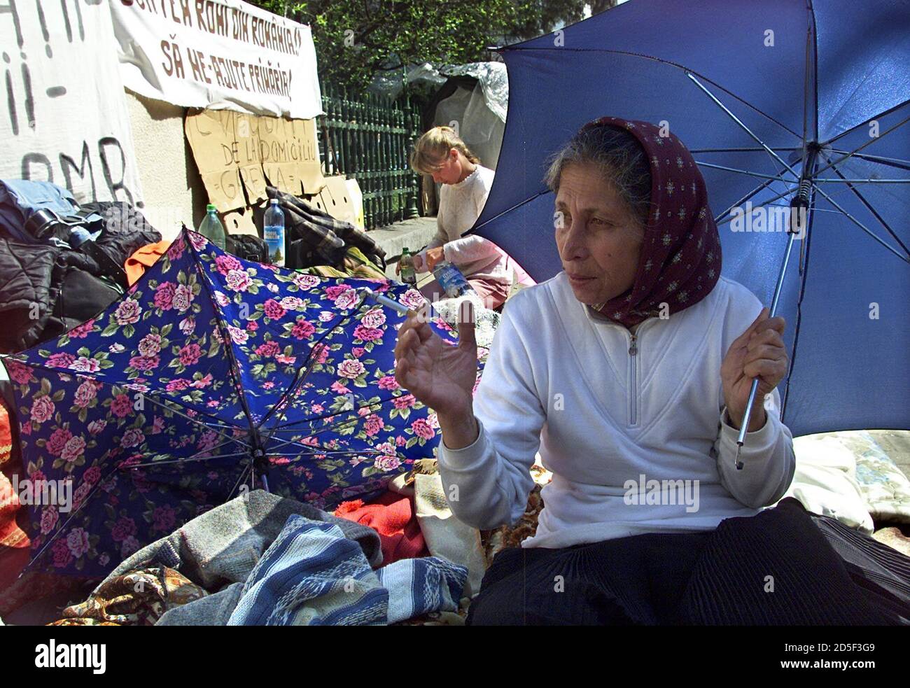Romanian gypsy children hi-res stock photography and images - Alamy