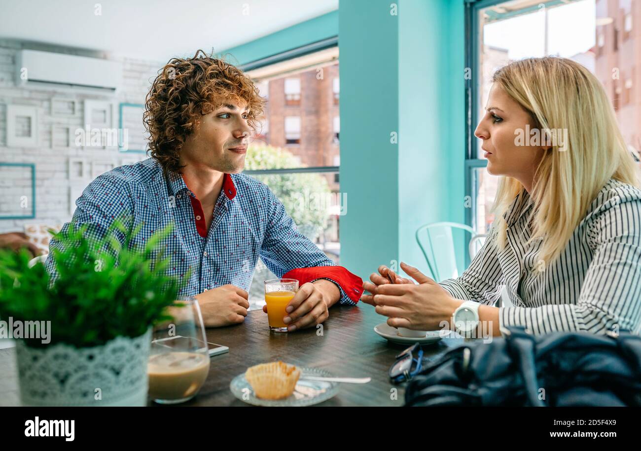 Couple eating breakfast at a cafe Stock Photo - Alamy