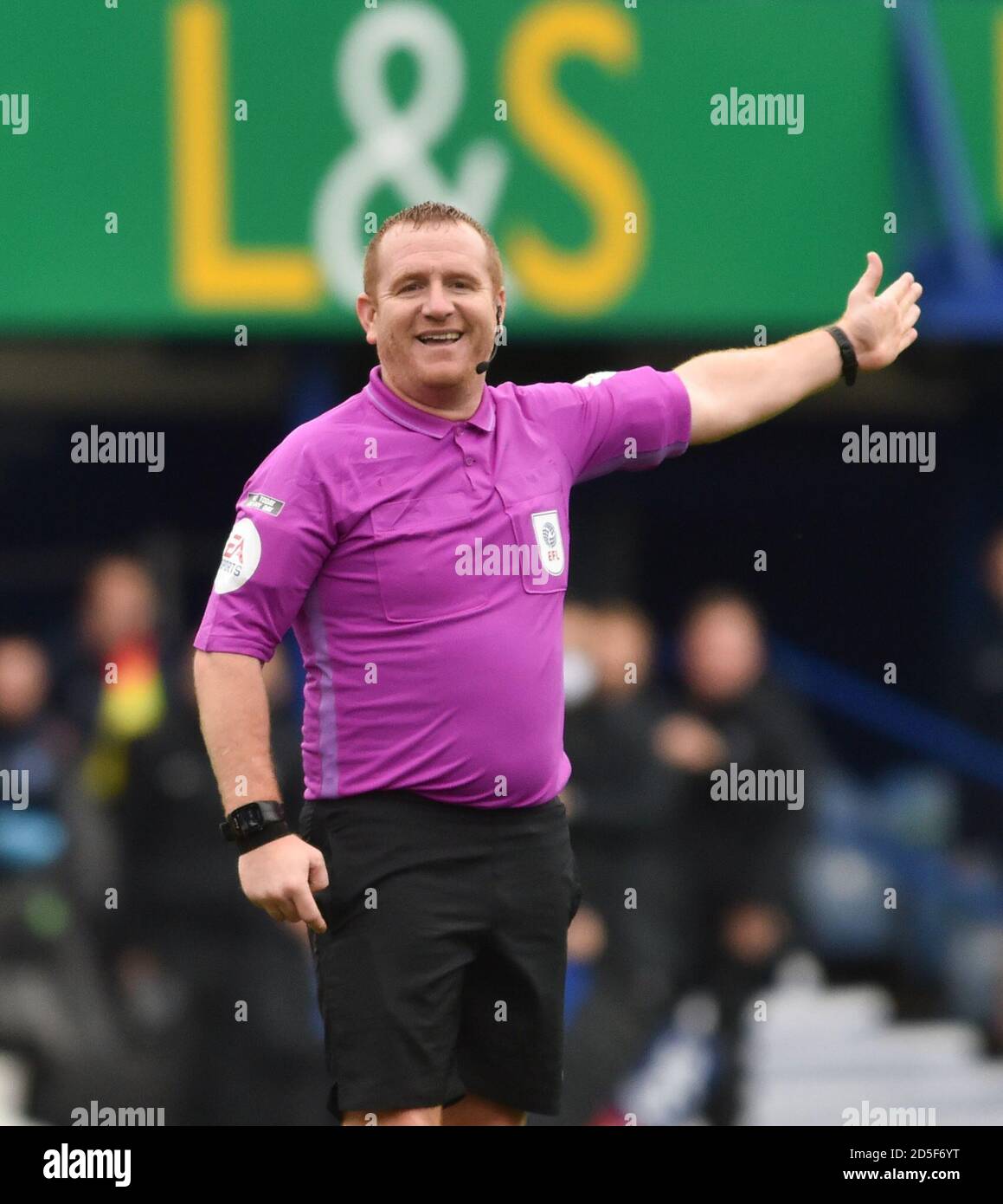 Lee swabey referee hi-res stock photography and images - Alamy