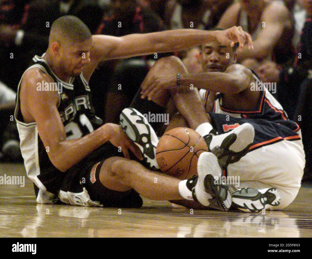 Tim duncan 1999 finals hi-res stock photography and images - Alamy