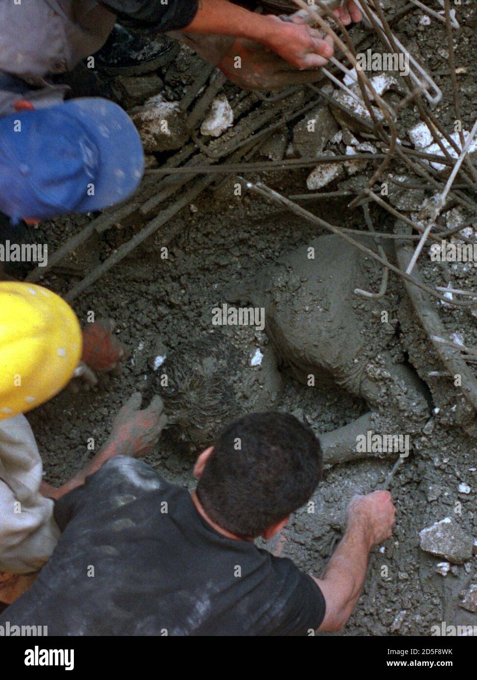 Scaffolding collapsed hi-res stock photography and images - Alamy