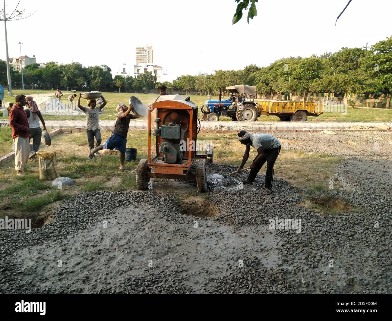 India construction workers hi-res stock photography and images - Alamy
