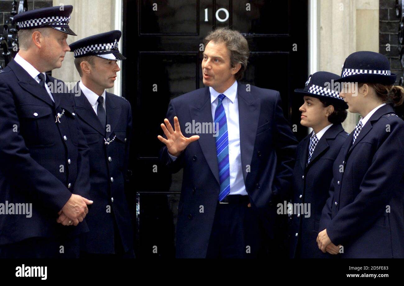 Metropolitan police officers l r pc george palmer hi-res stock ...