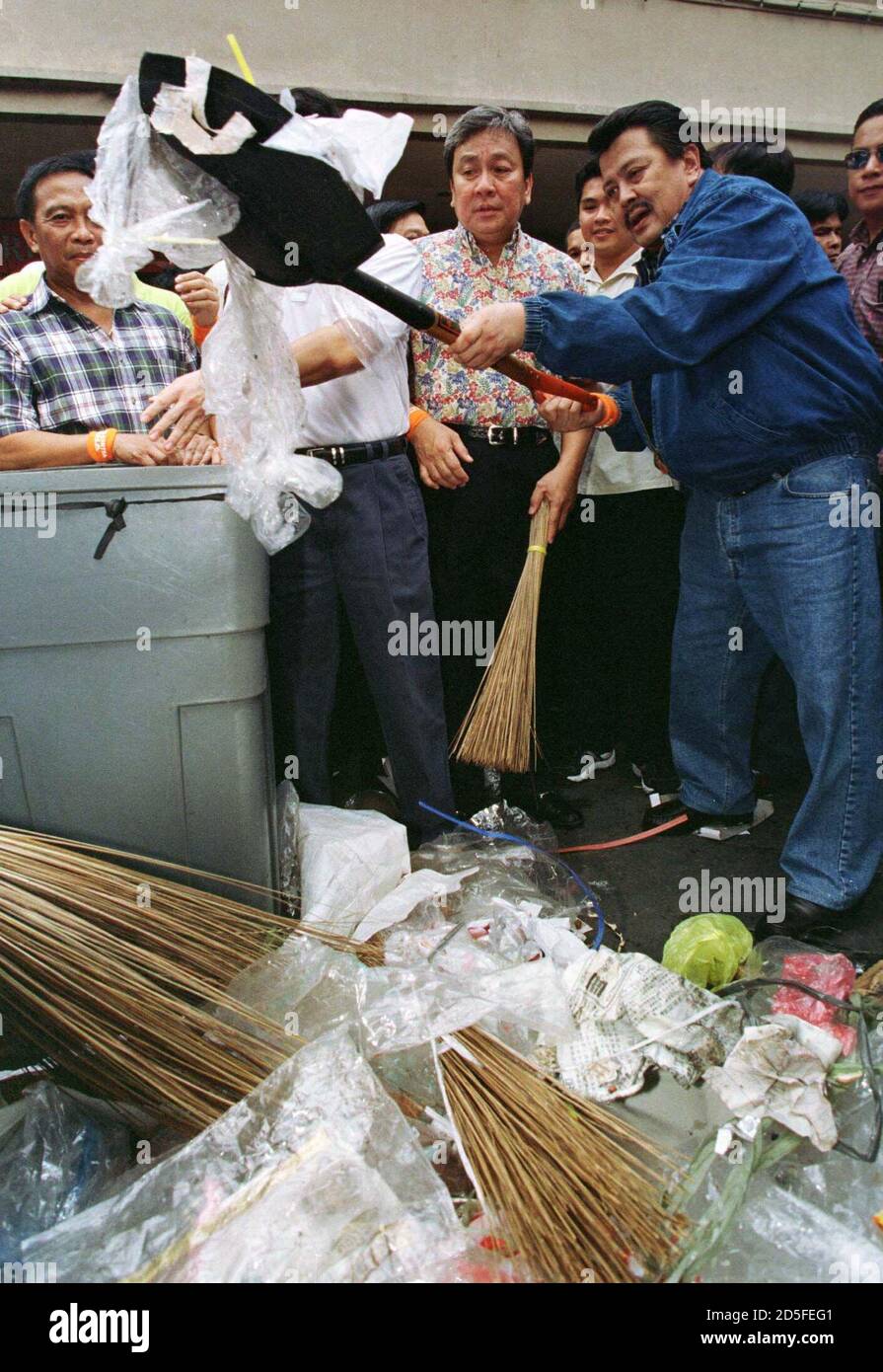 Philippines garbage manila filipinos hi-res stock photography and ...