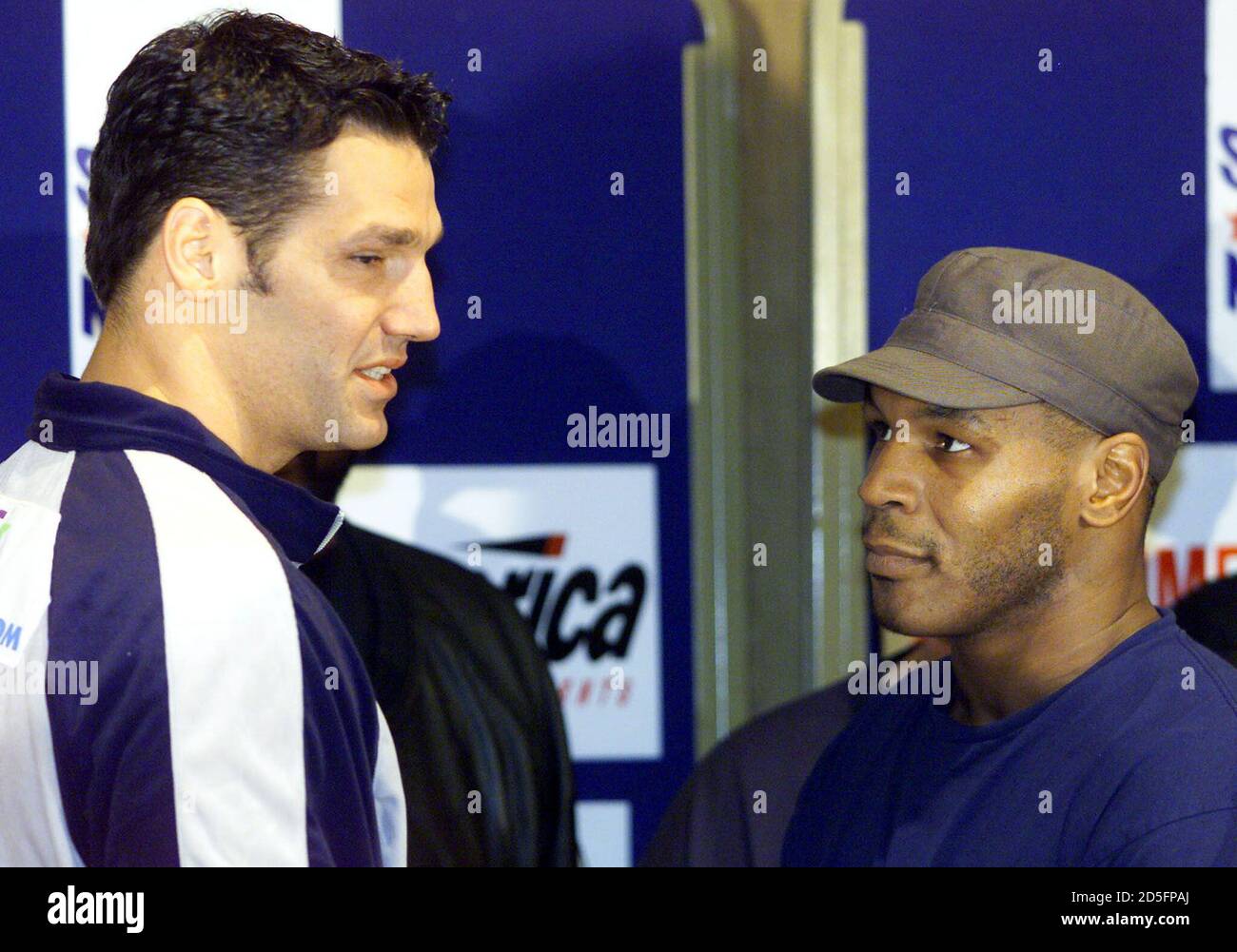 Mike tyson fighting hi-res stock photography and images - Alamy