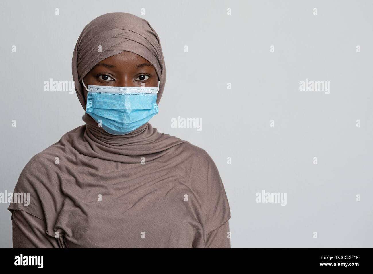 Muslim woman with face mask hi-res stock photography and images - Alamy