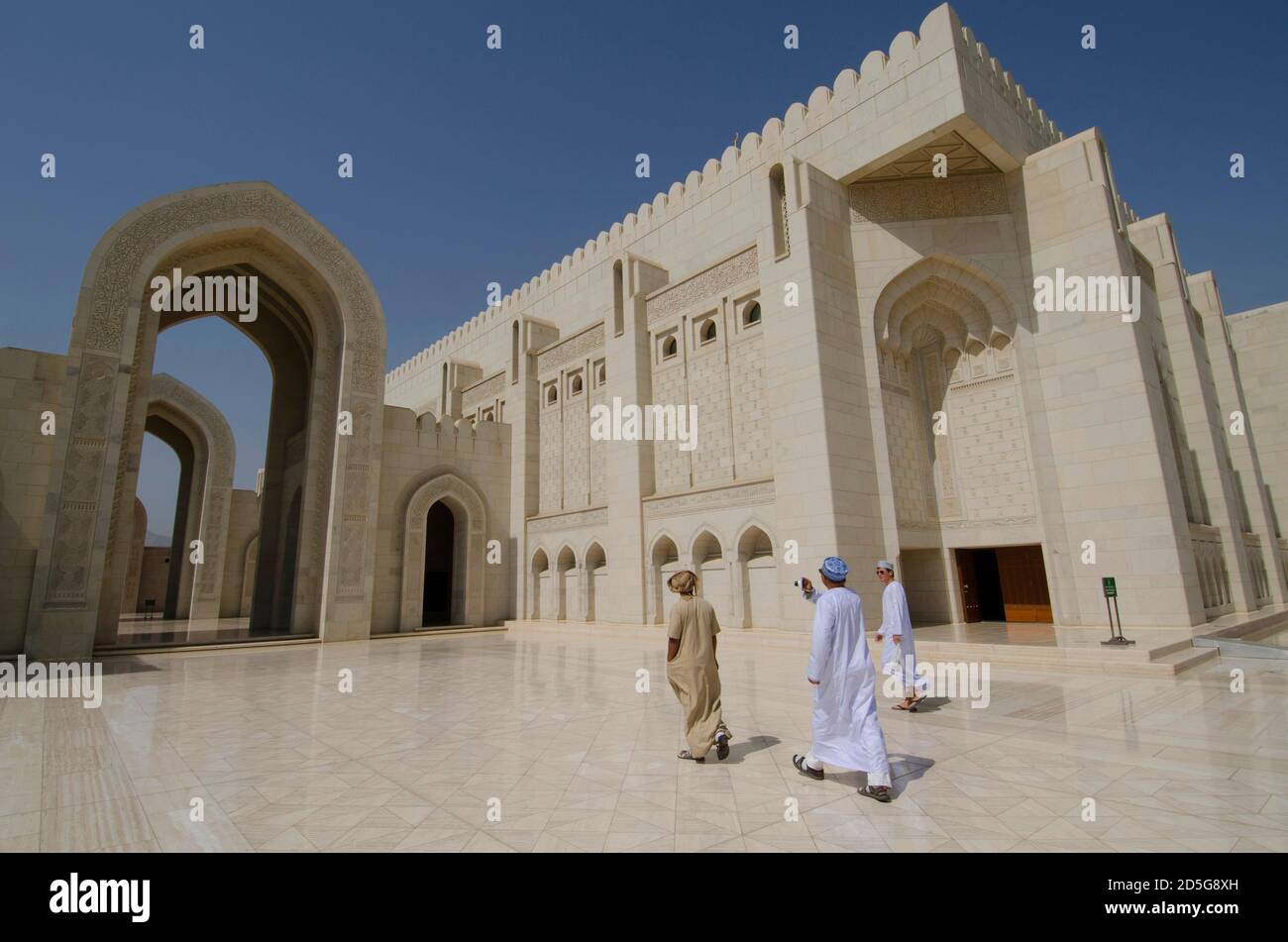 The courtyard of the Sultan Qaboos Grand Mosque, Muscat Stock Photo - Alamy