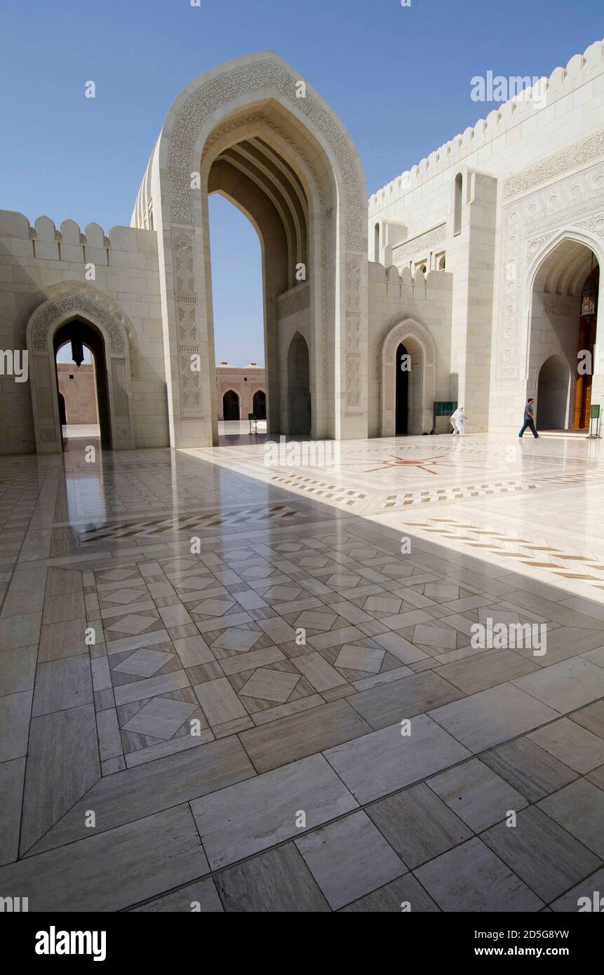The courtyard of the Sultan Qaboos Grand Mosque, Muscat Stock Photo - Alamy