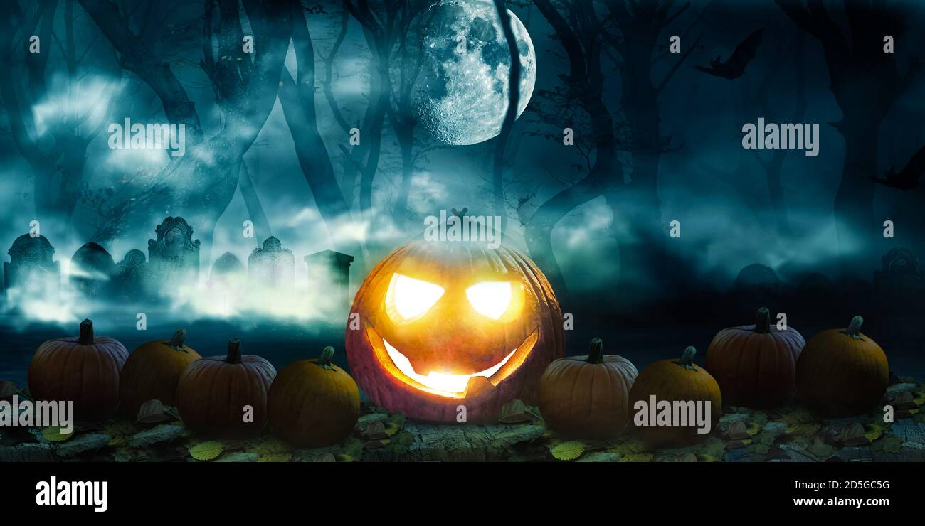 Spooky Jack O Lantern on rustic table, halloween concept Stock Photo ...