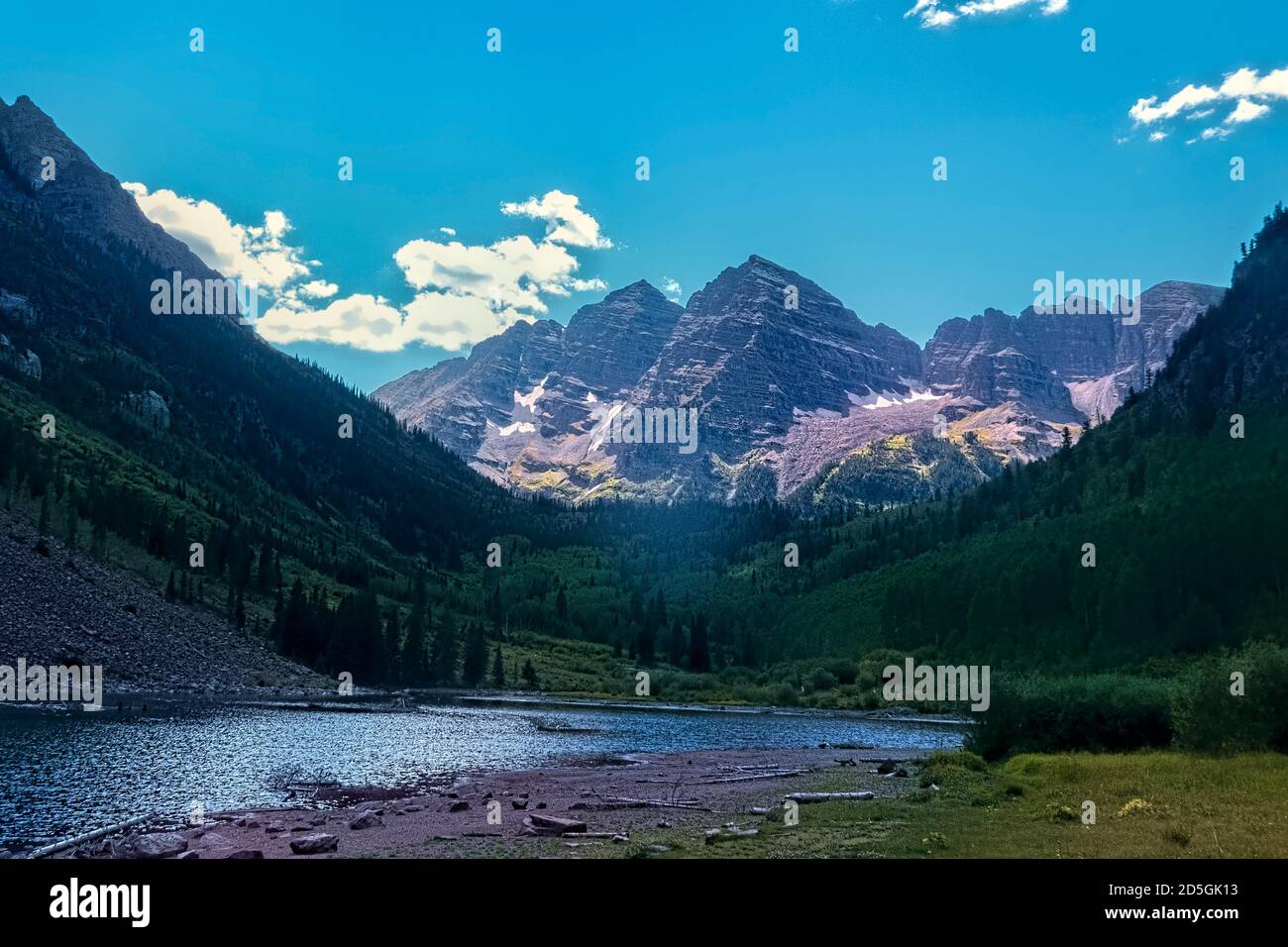 Classic view of the Maroon Bells and Maroon Lake, Aspen, Colorado, USA ...