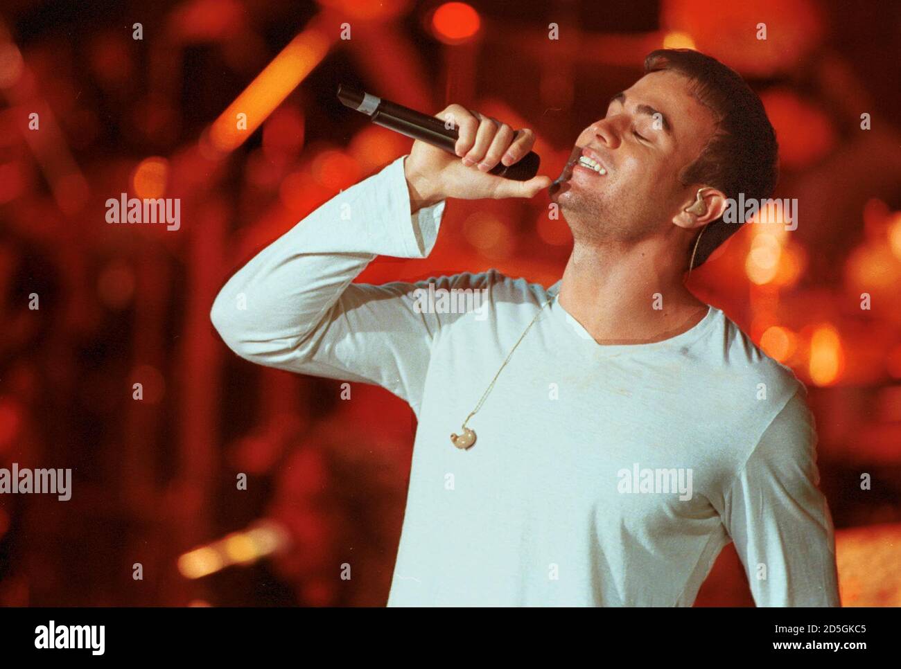 Enrique iglesias singing hi-res stock photography and images - Alamy