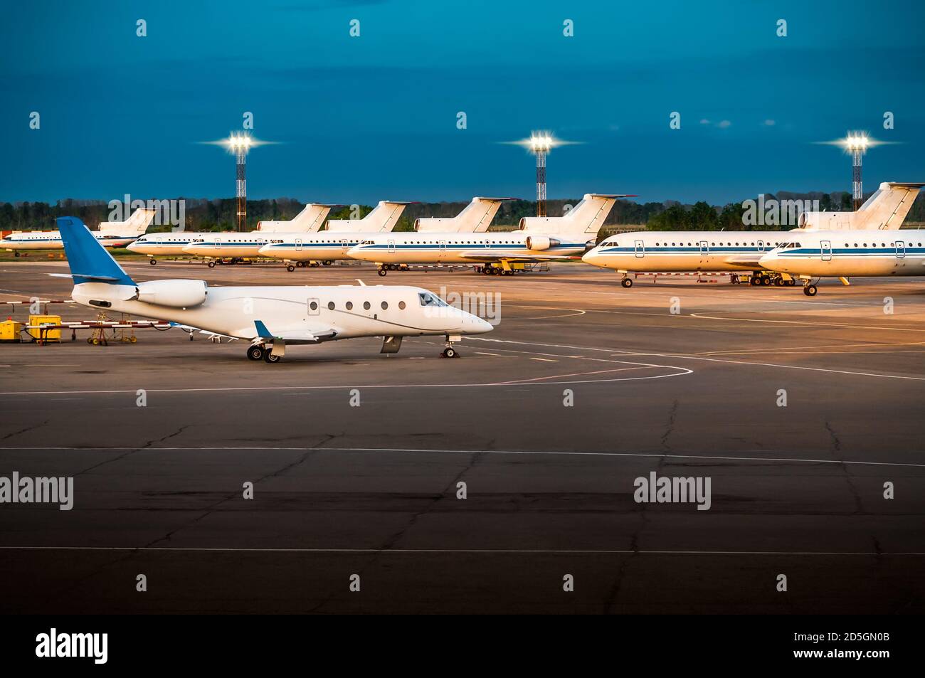 Airport runway night hi-res stock photography and images - Alamy