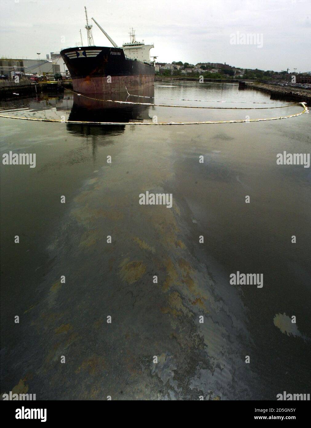 Oil pollution from boats hi-res stock photography and images - Alamy