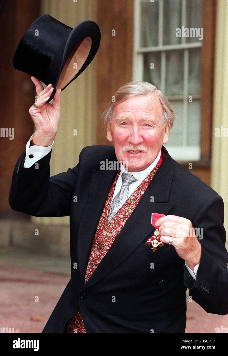Leslie phillips actor hi-res stock photography and images - Alamy