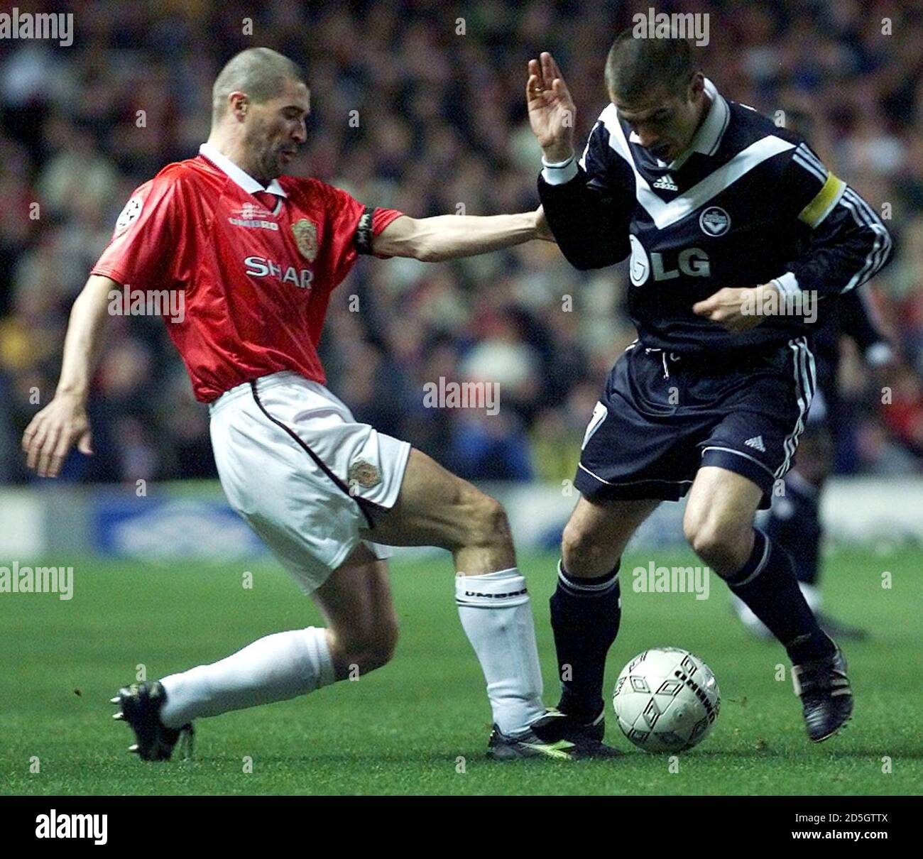 Roy keane manchester united tackles hi-res stock photography and images ...