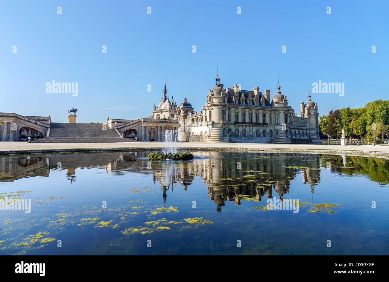 Chateau de Chantilly with reflection in a pond - France Stock Photo - Alamy