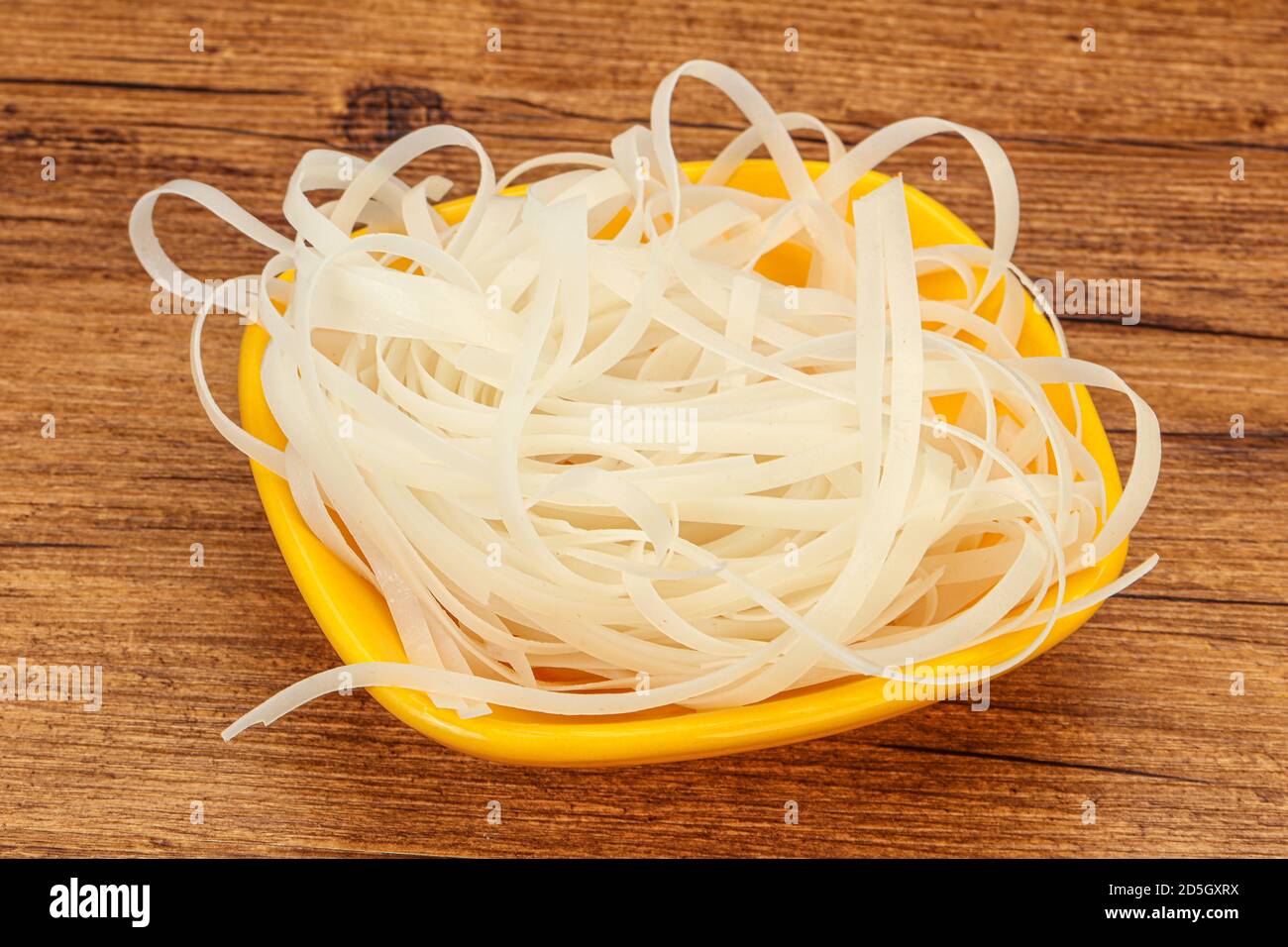 Boiled rice noodle ready for cooking Stock Photo - Alamy