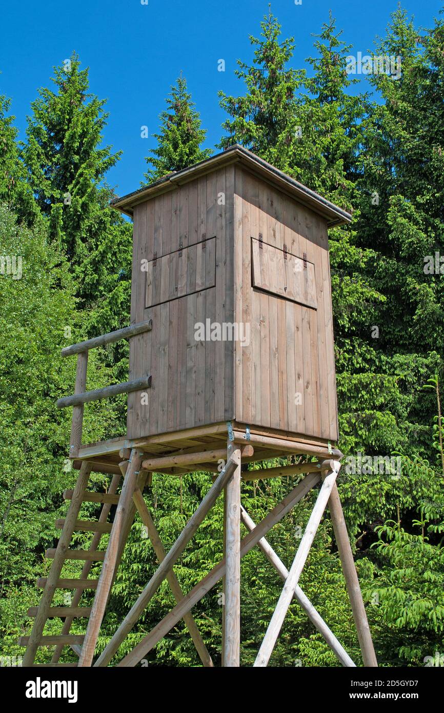 Wood hunter seat hi-res stock photography and images - Alamy