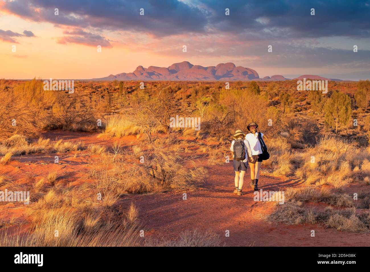 Women hiking australia hi-res stock photography and images - Alamy