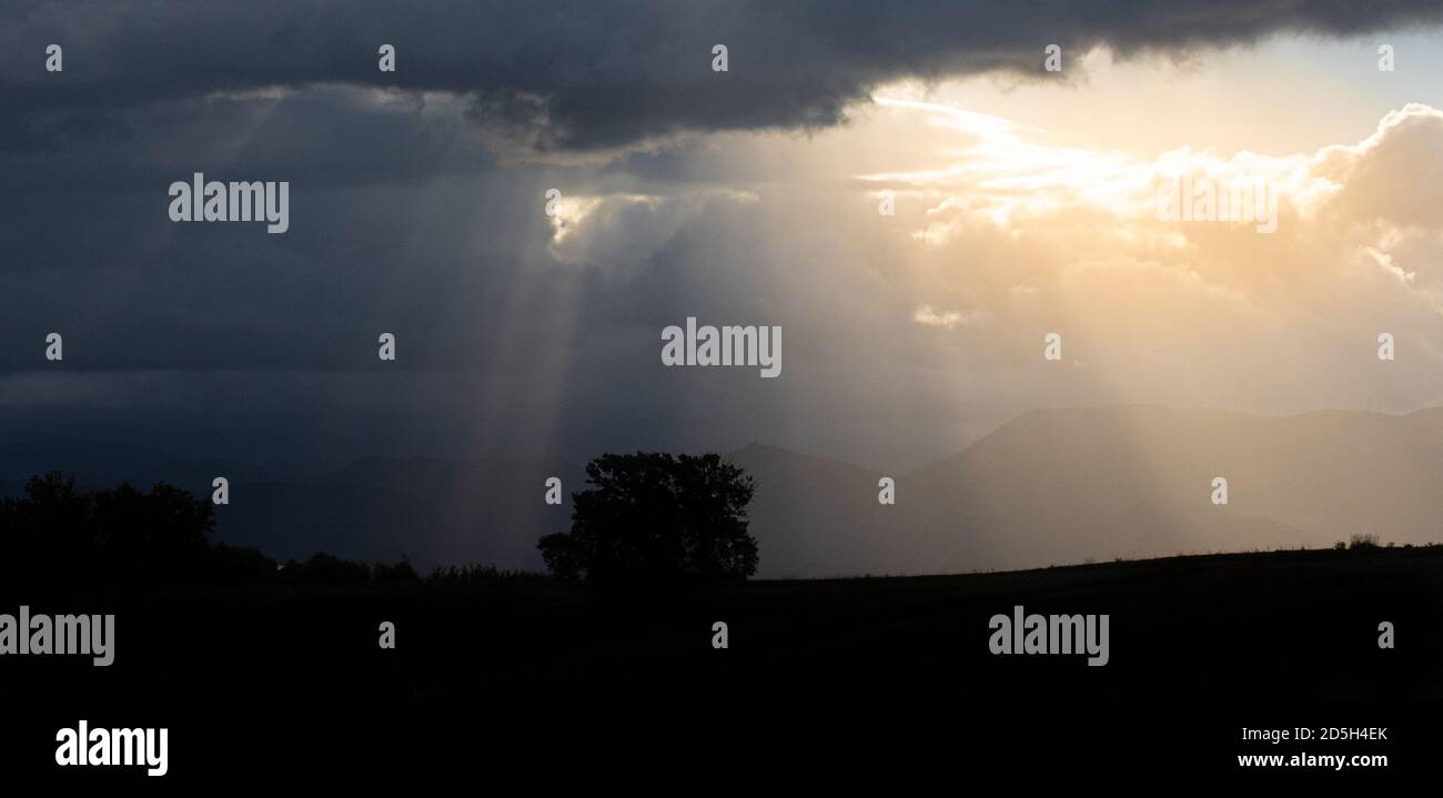 Beautiful sunrise with sun rays breaking through the clouds Stock Photo ...
