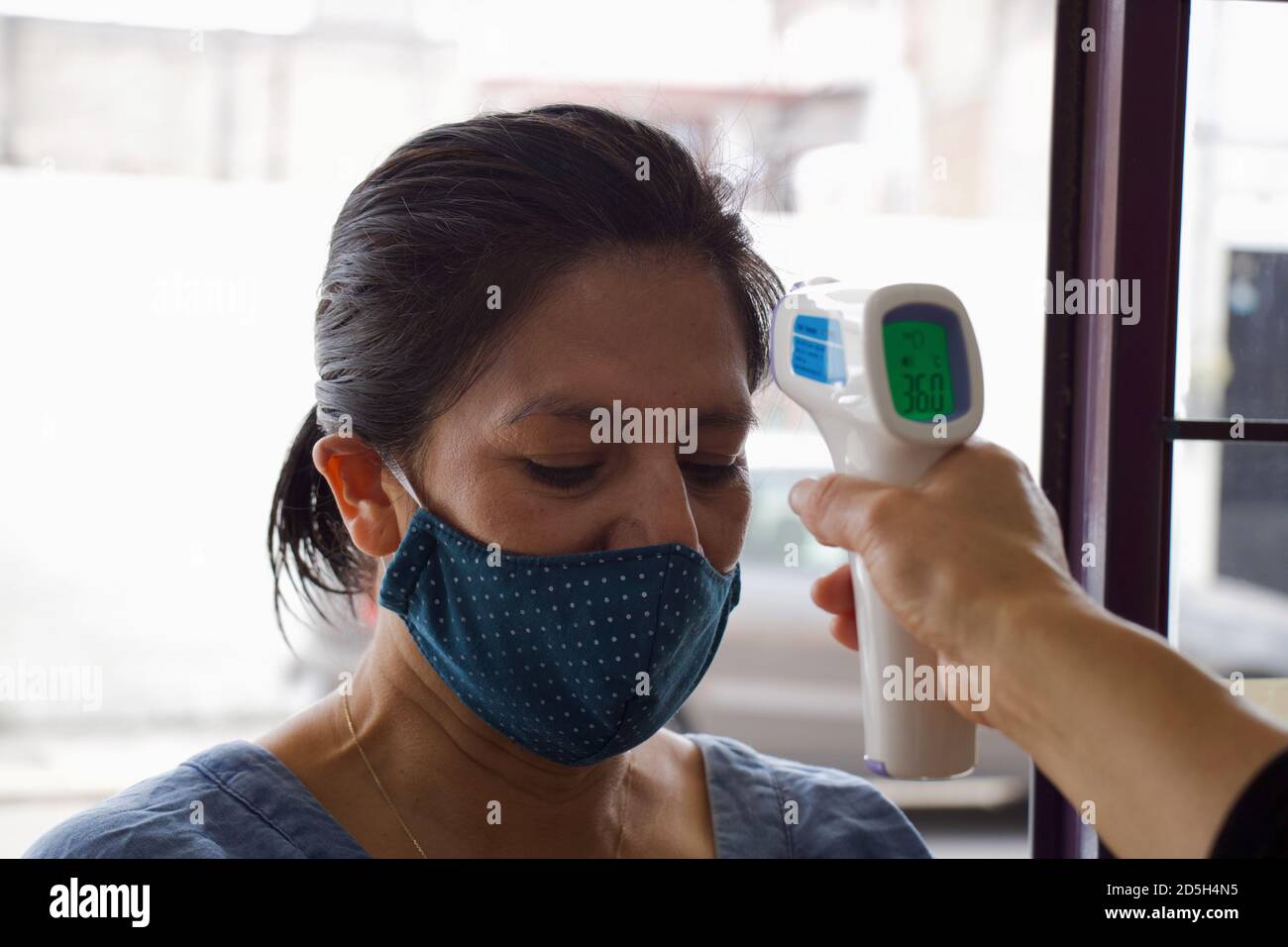 Black female thermometer hi-res stock photography and images - Alamy