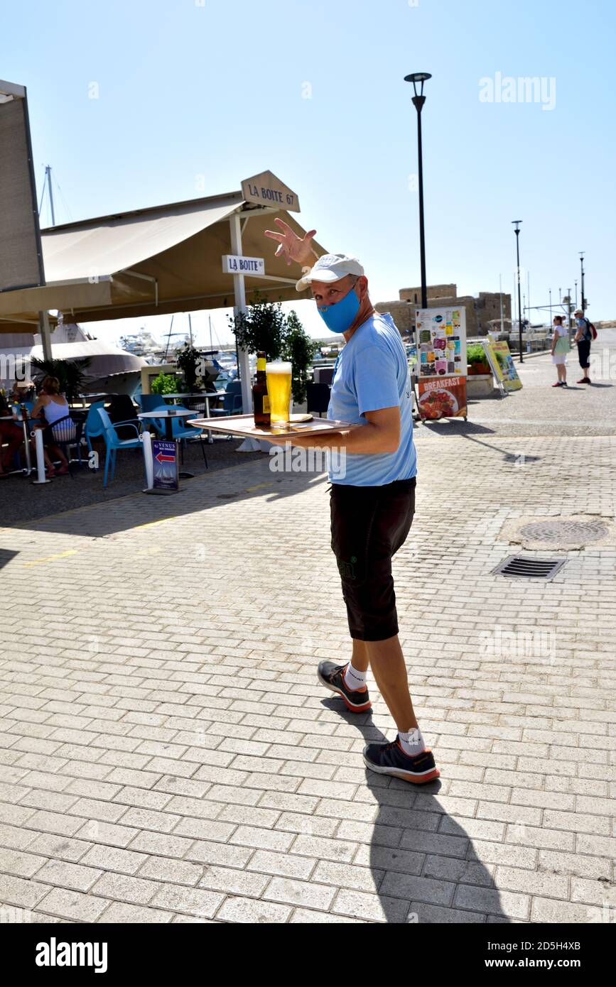 Man carrying tray of beer hi-res stock photography and images - Alamy