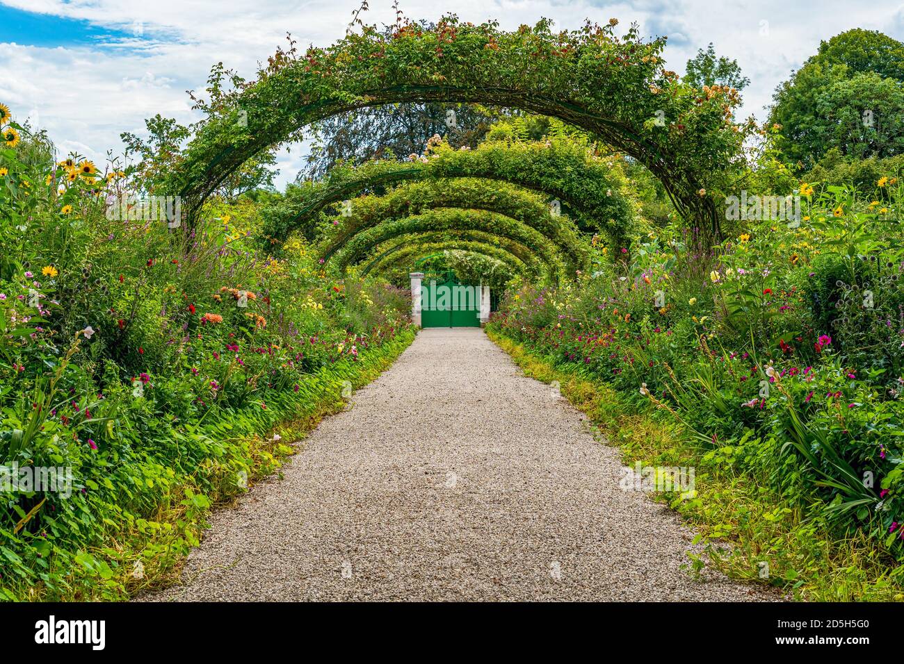 Famous roses pathway to Monet's house at Giverny - France Stock Photo ...