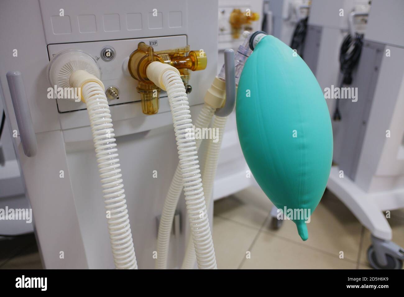 artificial lung ventilation device for people with covid-19. Ventilator ...