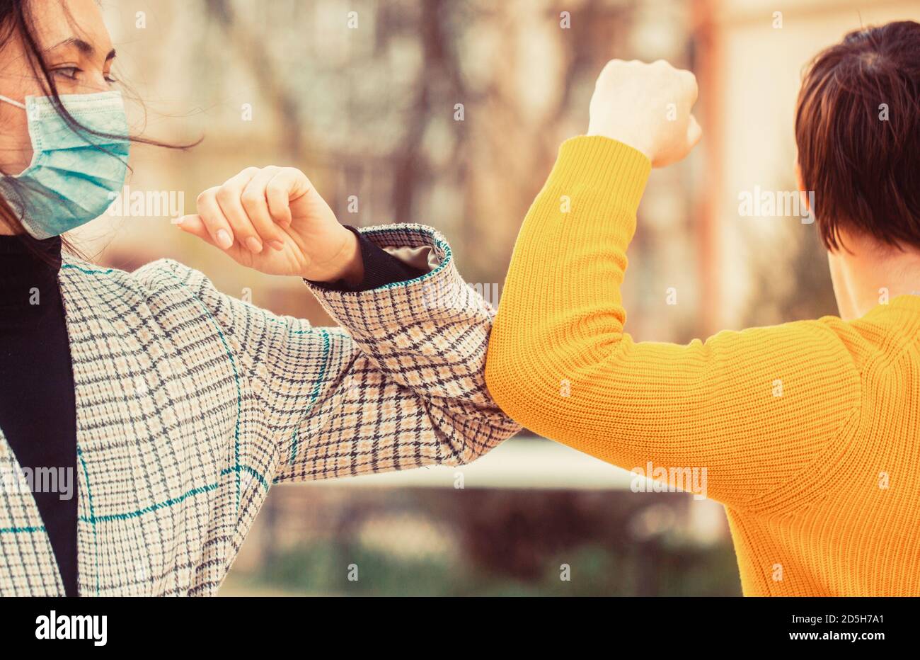 Couple hand shake hi-res stock photography and images - Alamy