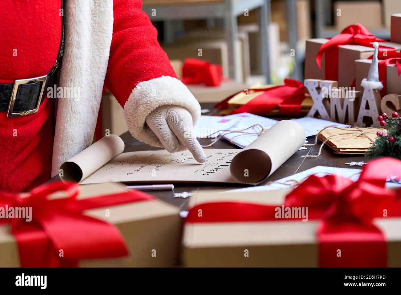 Santa reading letter hi-res stock photography and images - Alamy