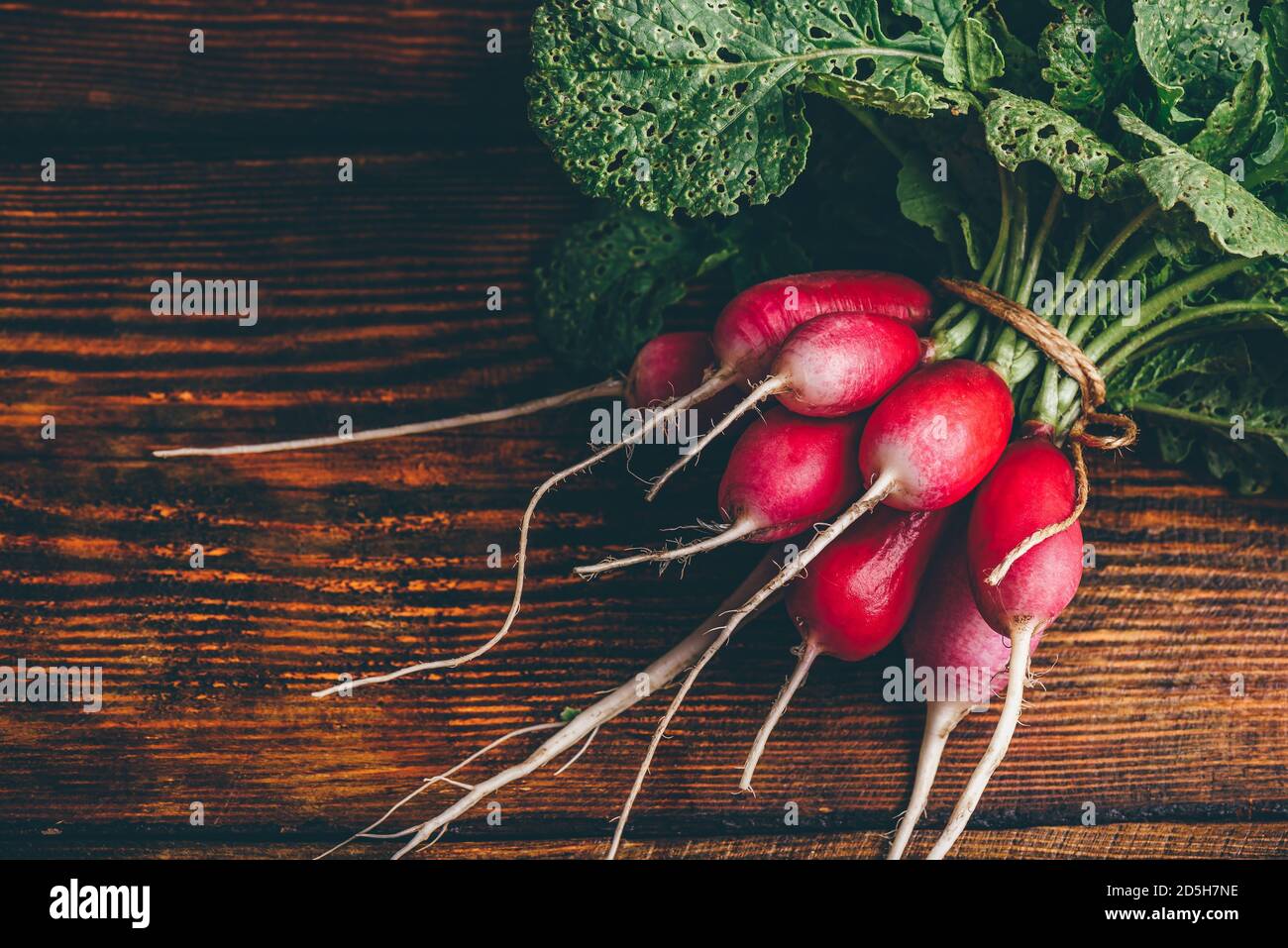 Bunch of fresh red radish Stock Photo - Alamy