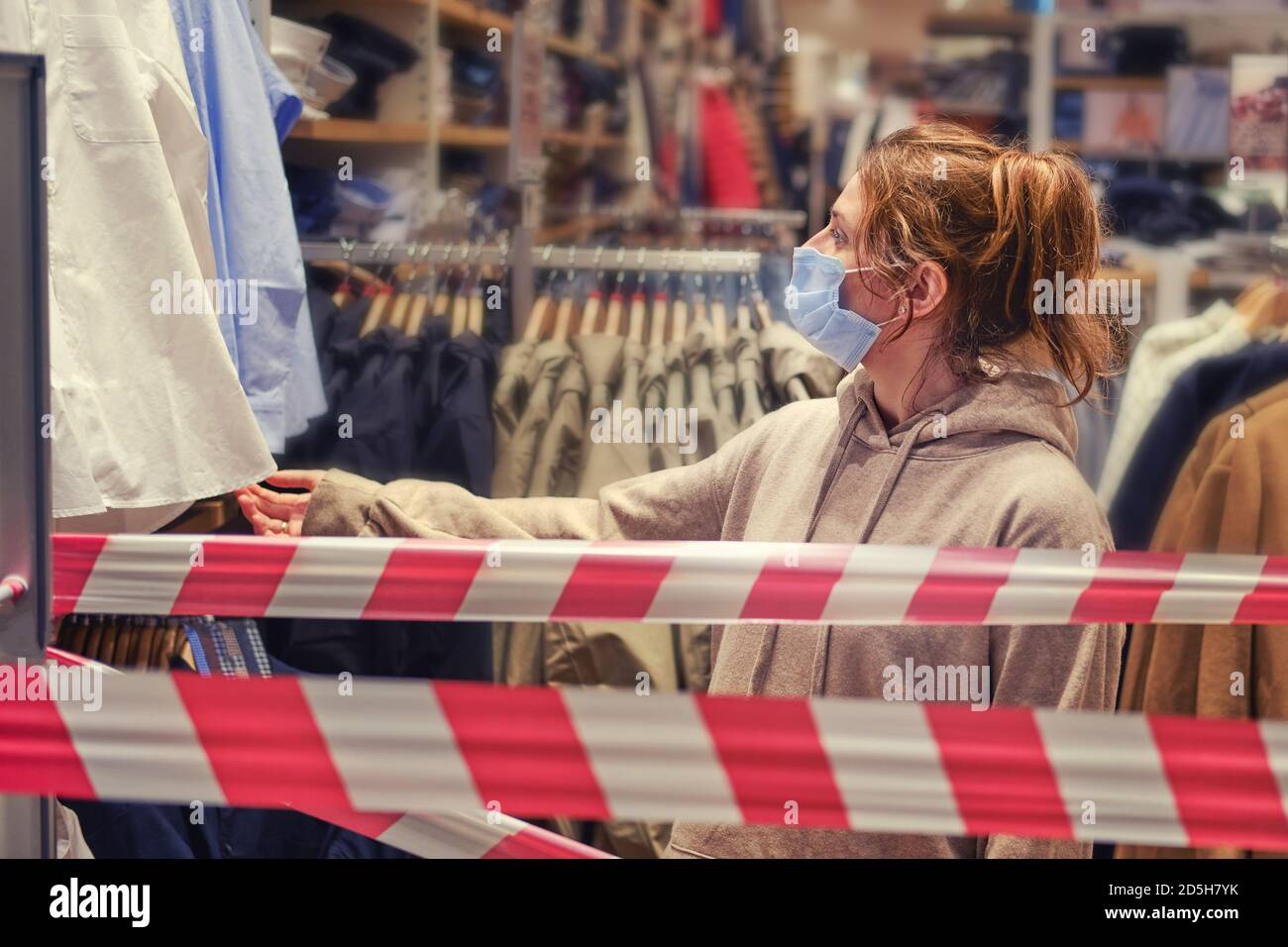 Shop closed due to illness hi-res stock photography and images - Alamy