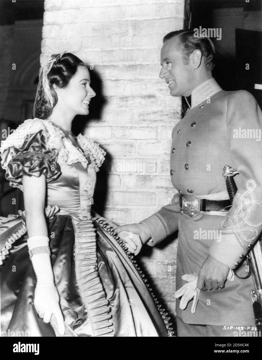 ALICIA RHETT and LESLIE HOWARD on set candid during filming of GONE ...