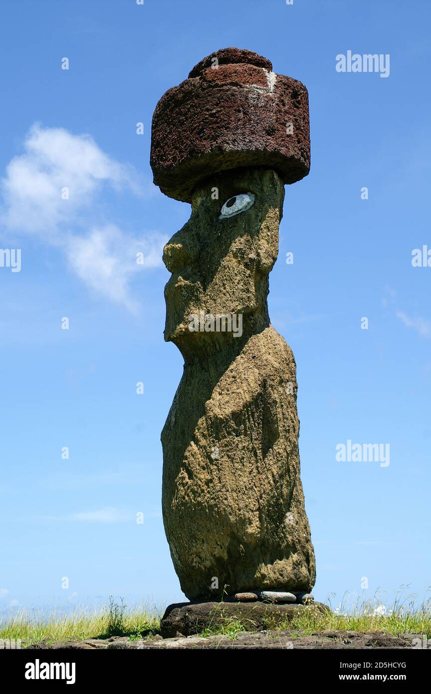 Side view of a Moai on Easter Island, Rapa Nui. Aha Tahai ceremonal ...