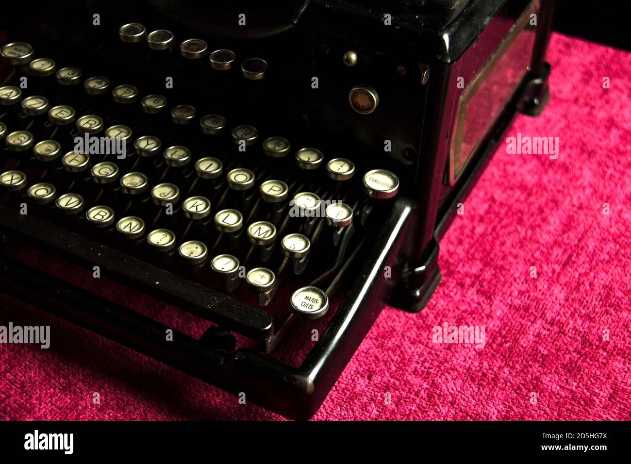 Vintage style journalist typewriter hi-res stock photography and images ...