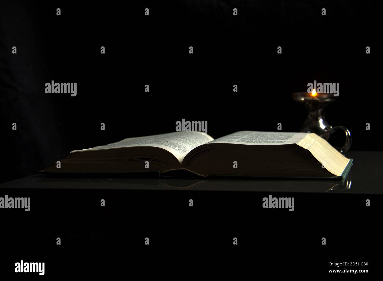 Open bible light hi-res stock photography and images - Alamy