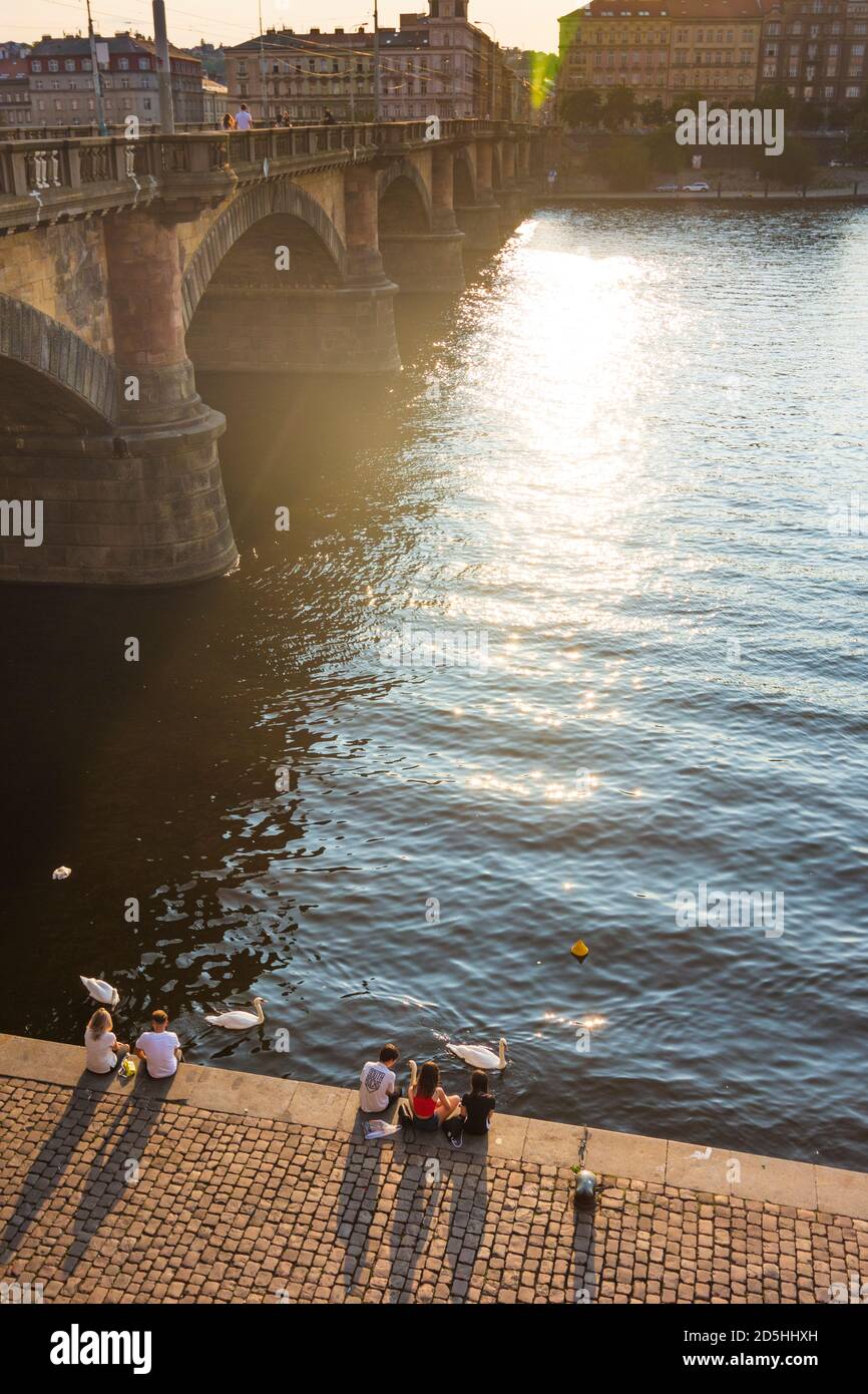 Praha: river Vltava (Moldau), Palacky Bridge (Palackeho most), people ...
