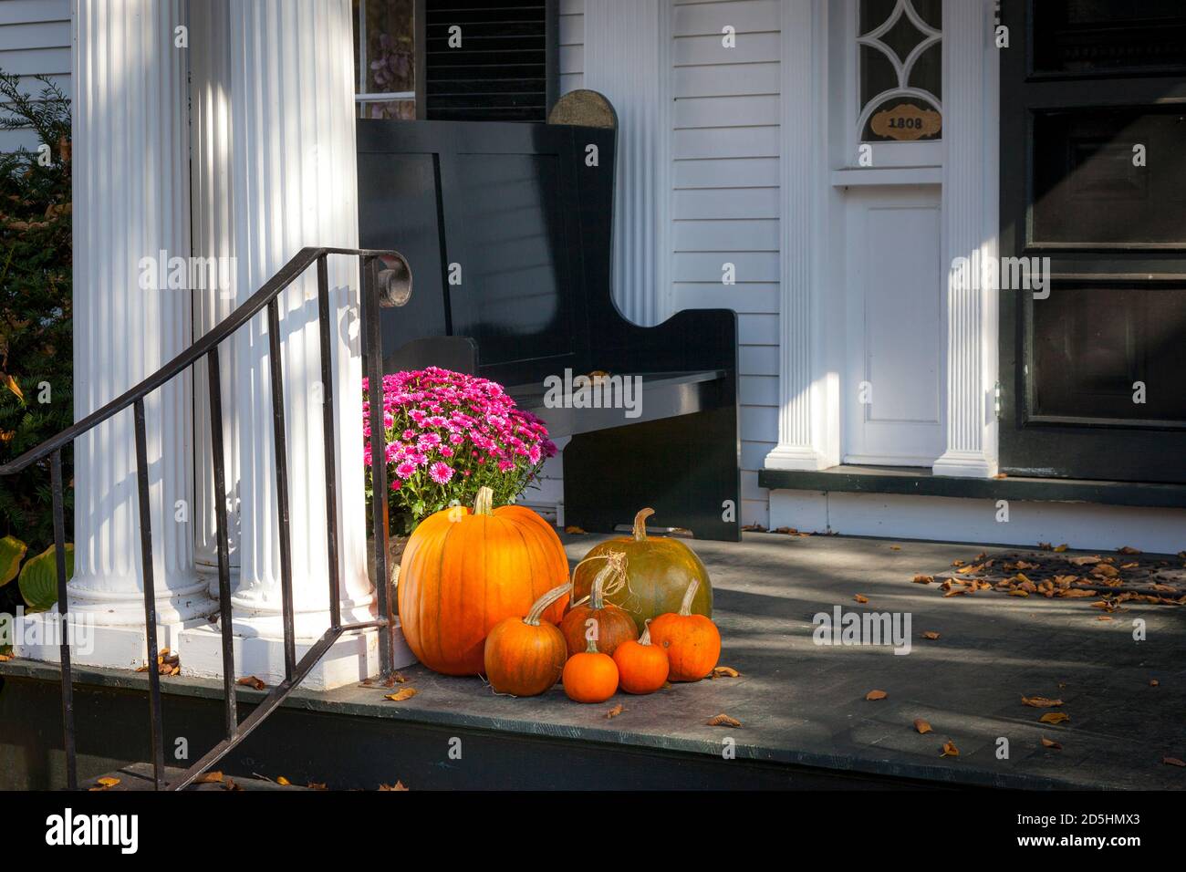 Front porch america hi-res stock photography and images - Alamy