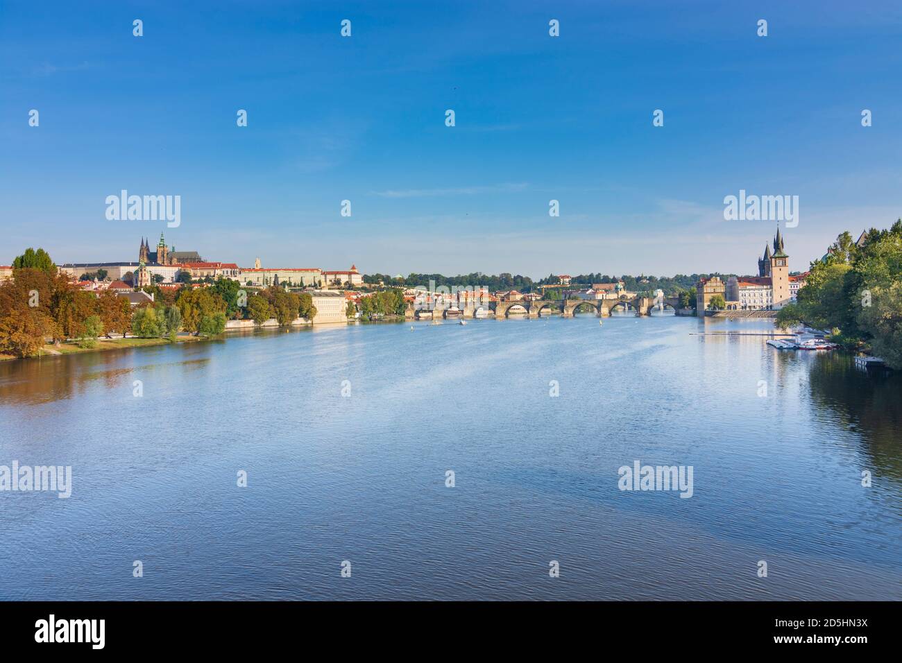 Praha: Charles Bridge (Karlův most, Karlsbrücke), Vltava (Moldau) river ...