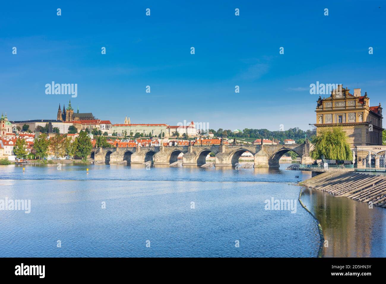 Praha: Charles Bridge (Karlův most, Karlsbrücke), Vltava (Moldau) river ...